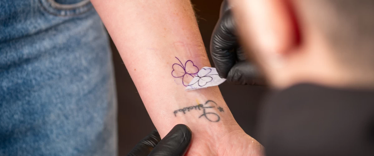 Tatouage discret : meilleurs emplacements par l'équipe Black Hat à Nice