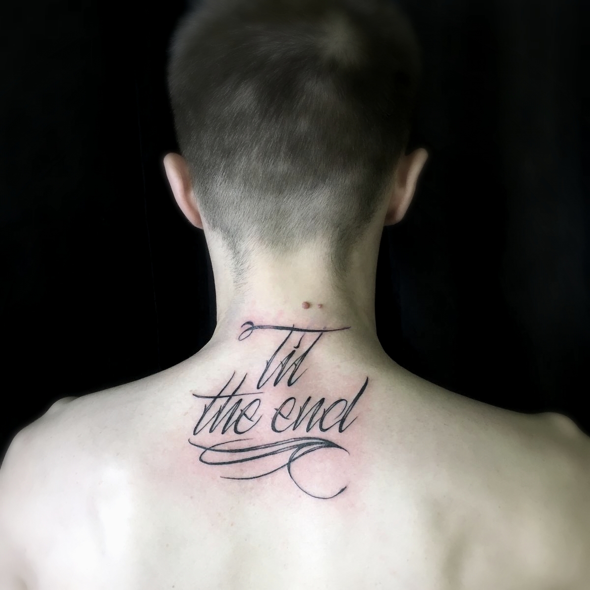 Tatouage citation et phrase : explications, emplacement et idées